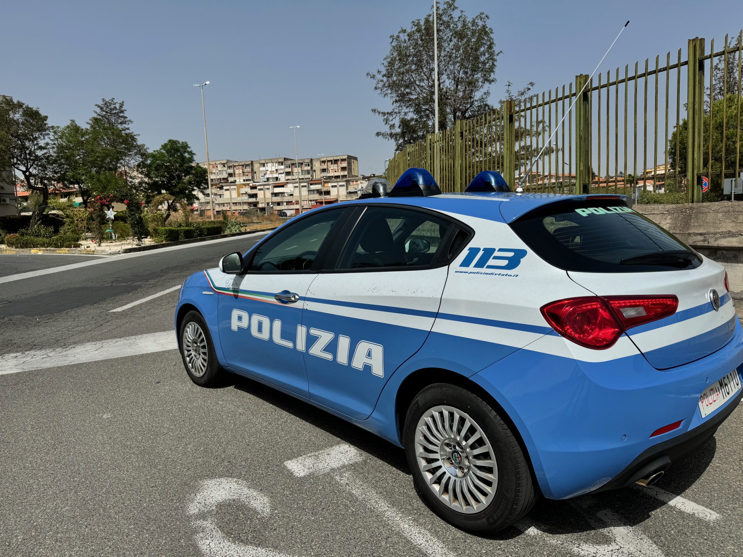 ARES FIUTA LA DROGA TRA I RIFIUTI DI VIA CAPOPASSERO: LA POLIZIA DI ...